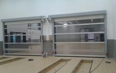 China Aluminium geïsoleerde garagedeuren 1,2 mm-2,0 mm Dikte Links/rechts Opening Vlak Buiten volledig zichtbaar Transparent Te koop