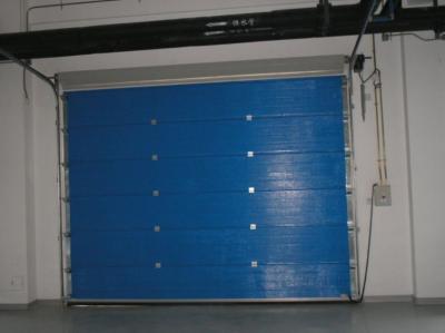 Cina La porta sezionale sopraelevata industriale riveste il CE di pannelli di larghezza 420mm-530mm approvato in vendita
