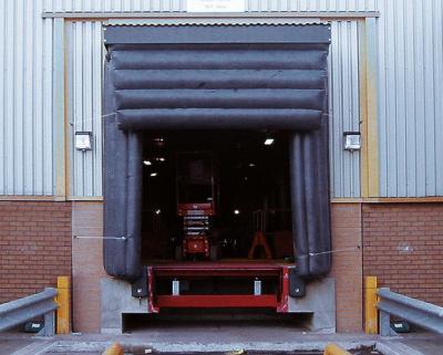 Cina Rectangular Inflatable Dock Shelter With High Pressure Resistance Cold Storage Loading in vendita