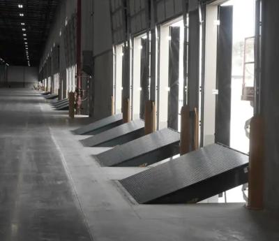 China Rampa de carga de contenedores ajustable galvanizado niveladores de puertas de muelle taller placa de muelle automática 25000-40000LBS diseño seguro en venta