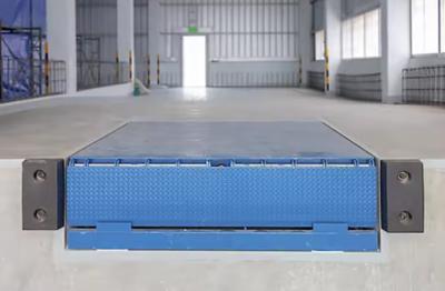 Chine Customizable Lip Length Electric Loading Dock Leveler With Powder Coated Finish And Safety Controls à vendre