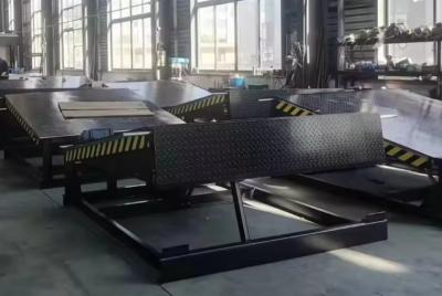 China Aanpasbare elektrische dock leveler met veiligheidskenmerken op locatie Installatie drukknop bedieningen Te koop