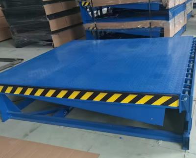 China Aanpasbare elektrische dock leveler met veiligheidskenmerken op locatie Installatie drukknop bedieningen Te koop