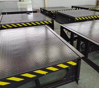 China Aanpasbare elektrische dock leveler met veiligheidskenmerken op locatie Installatie drukknop bedieningen Te koop