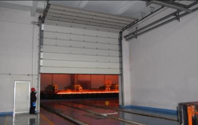 China Poederbedekte stalen geïsoleerde sectiedeuren Hardware Aluminiumdrempel Hoogwaardige geïsoleerde magazijnbouwers for sale