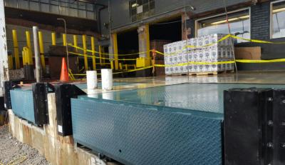 China On Site Installed Electrical / Hydraulic Loading Dock Levelers 10 000 - 20 000 Lbs Capacity Te koop