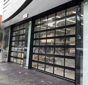 中国 現代的なセクションオーバーヘッド フルビュー 隔音ガラス セクションアルミガレージドア 双窓付き 販売のため