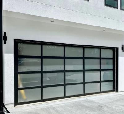 Automatische elektrische rollende buitenruimte Veiligheid Hoog waterdichtheid Klasse 3 Doorzichtige garagedeur Glas sectiedeur Garagedeur