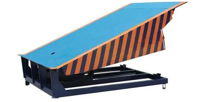 China Heavy Duty Workshop Automatic Dock Plate Dock Door Levelers 25000-40000LBS Safe Design For Capacity Dock Operations for sale