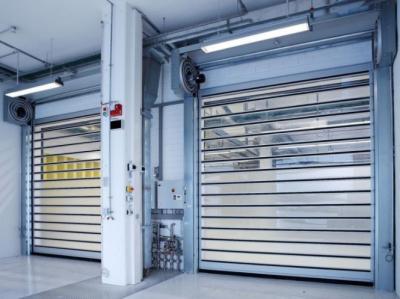 Cina Sistema di sicurezza con sensore fotoelettrico per porta a spirale ad alta velocità trasparente in alluminio per esterni di alta qualità industriale avvolgibile isolata personalizzata e velocità di chiusura di 0,8 m/s per efficienza in vendita