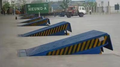 China Dock-Tür-Ebenen-Werkstatt Automatische Dockplatte mit Sicherheitsbalken Effiziente 8T-Schwerlast-starke Stahl-Ladungsplattform für Lagerhallen zu verkaufen