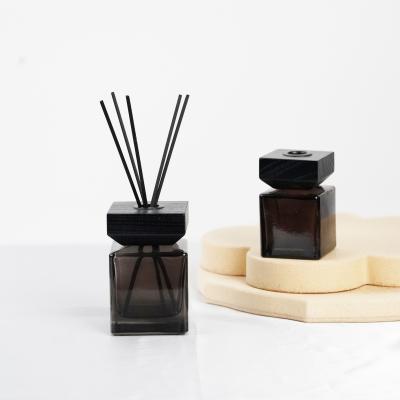 Cina cappuccio di legno di Reed Diffuser Glass Bottle With del quadrato di lusso di 100ml 200ml in vendita