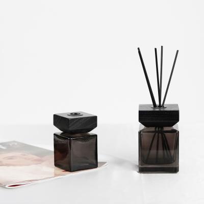 Cina cappuccio di legno di Reed Diffuser Glass Bottle With del quadrato di lusso di 100ml 200ml in vendita