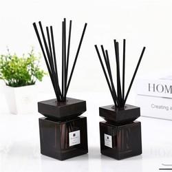 Cina cappuccio di legno di Reed Diffuser Glass Bottle With del quadrato di lusso di 100ml 200ml in vendita