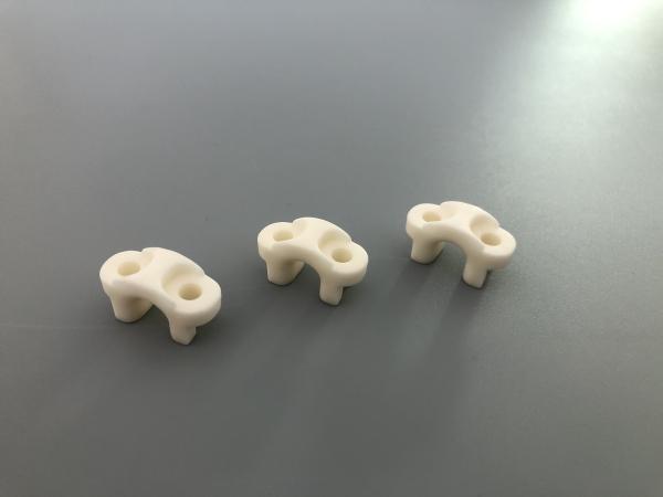 Quality Twisting Frame Alumina 99 Eyelet Alumina Wear Resistant Insulation Device for sale