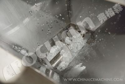 Cina Macchina per ghiaccio a cubo Focusun conveniente e conveniente con una capacità di stoccaggio di 20 kg in vendita