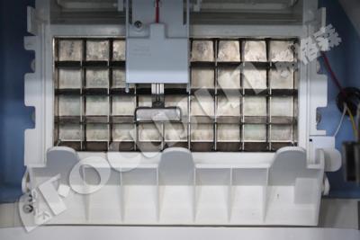 Cina Macchina per ghiaccio a cubo raffreddata ad aria Focusun per 220v/50hz/1p Voltage in vendita