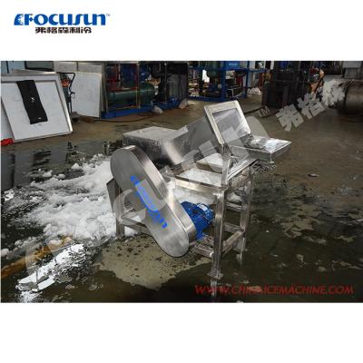 Cina Focusun 100 kg/min Trinciatrici di ghiaccio a blocchi con trasportatore a vite e tensione 380v/50hz/3p in vendita