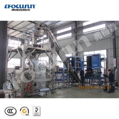 Cina Imballare in modo efficiente 5000 kg di ghiaccio a tubo e a cubo con la macchina di imballaggio del ghiaccio completamente automatica in vendita