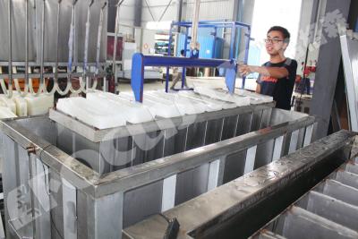 Cina Macchina per la fabbricazione di ghiaccio a blocchi 4800*1000*2250mm per il sistema di salmastra Focusun 5T in vendita