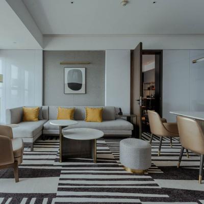 Cina 5 Year Guarantee Ash Wood Frame King Size Bedroom Hotel Furniture Foshan Luxury Style in vendita