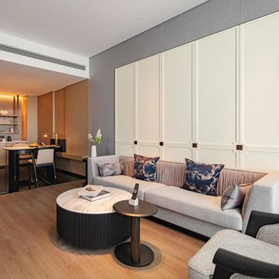 Cina Curved Backrest Modern Style King Size Bedroom Furniture Set For Five Star Hotel In Foshan in vendita