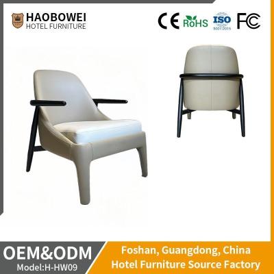 Cina Sedie di lusso con appoggio per braccio in pelle PU in legno di cenere in vendita