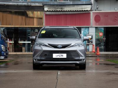 Cina MPV Toyota Sienna di seconda mano con motore aspirato e fari a LED in vendita