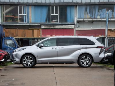 Cina MPV Toyota Sienna di seconda mano con motore aspirato e fari a LED in vendita