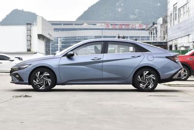 Chine Elantra Sedan 4 portes 5 places avec caméra arrière à 360° et couple maximal Nm 100-200Nm à vendre