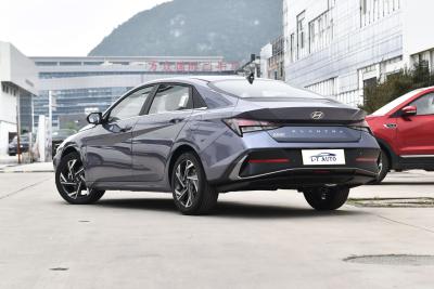 Chine Elantra Sedan 4 portes 5 places avec caméra arrière à 360° et couple maximal Nm 100-200Nm à vendre
