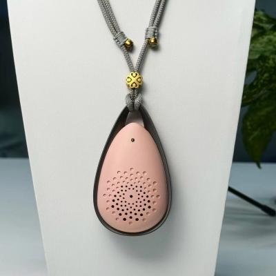 中国 バッテリー寿命21時間1m3のカバーを備えたウェアラブル空気浄化器 CE/FCC/RoHS認証 販売のため