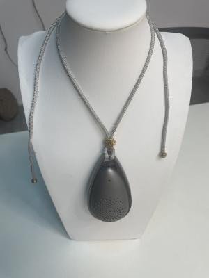 中国 外出先でクリーンな空気を体験 ポータブルウェアラブル空気清浄機 USB充電ケーブル付き 販売のため