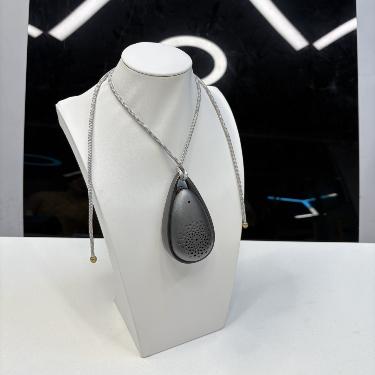 China Compact 96*56*33mm Wearable Air Purifier with ABS Material and Rechargeable Battery for Travel for sale