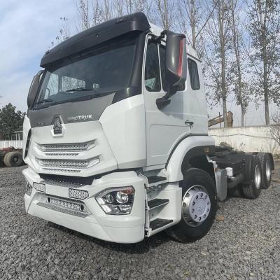 中国 8.2トンの重荷ヘッドトラクタートラック 560HPディーゼルエンジンと10-80tディーゼル燃料 販売のため