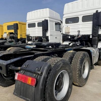 Cina 6X4 Sinotruk HOWO T7 380HP LNG CNG Power Tractor Head Truck per il trasporto di merci in vendita