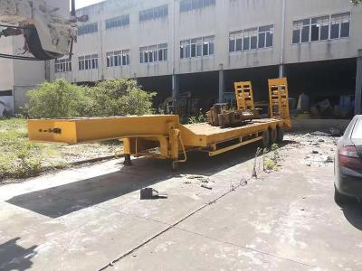 China Aanpasbaar dubbele tri-as 40FT platbed chassis Halve aanhanger met platbed ontwerp Te koop