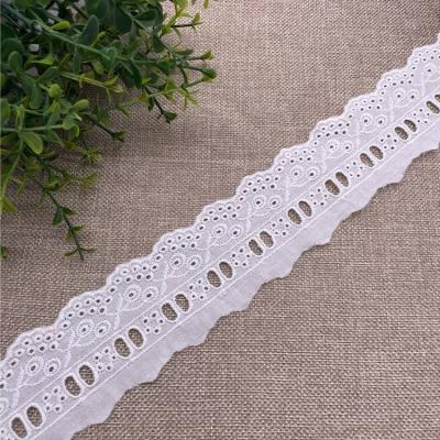 China 100% Cotton Floral Embroidery Lace Trim with Scalloped Edge for Garments and Home Textiles for sale