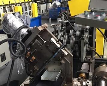 Cina Il rotolo d'acciaio automatico del perno del muro a secco che forma il bordo ad alta velocità del gocciolamento della macchina rotola precedente in vendita