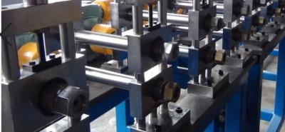 Cina Il rotolo d'acciaio automatico del perno del muro a secco che forma il bordo ad alta velocità del gocciolamento della macchina rotola precedente in vendita