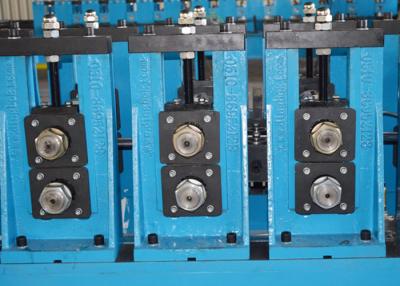 China Magazijnsysteem Rechtopstaand stellingrek Palletstelling Stap Beam Roll Forming Machine Te koop