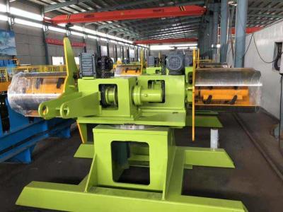 Cina 1.5-45 tonnellate di acciaio arrotolano la macchina idraulica automatica di Decoiler Uncoiler con l'automobile di bobina in vendita