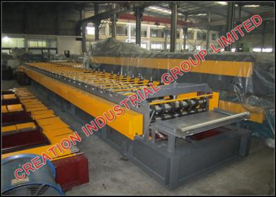 Cina Macchina di fabbricazione dello strato di Decking del pavimento d'acciaio di profilo del trapezio con due motori di azionamento 11KW in vendita