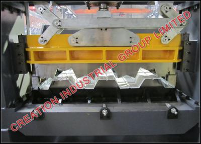 Cina Galvanised Metal Floor Deck Profiled Sheet Roll Forming Line with Easy Operation Computer Controller in vendita
