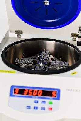 Cina Centrifughe a bassa velocità da tavolo da 4x400 ml con motore a frequenza in vendita