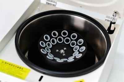 Cina Centrifugatrice a bassa velocità con motore senza spazzole da 12*20 ml in vendita