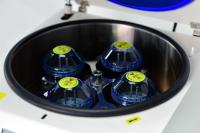 China Biosafety Automatic Decapping Low Speed Small Benchtop Centrifuge for sale