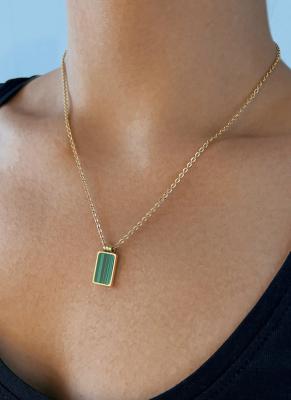 Cina Collana con ciondolo in pietra verde quadrata con collane moda vintage in acciaio inossidabile 18k in vendita