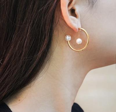 Cina 18K Gold Plated Earrings Stainless Steel Jewelry C Shape Chain Pearl For Party in vendita