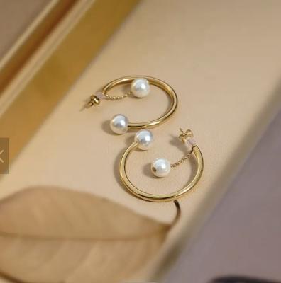 Cina 18K Gold Plated Earrings Stainless Steel Jewelry C Shape Chain Pearl For Party in vendita